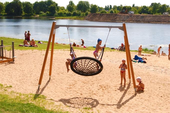 Foto: Saulainās dienas jelgavnieki pavada pie ūdeņiem; mediķiem ...