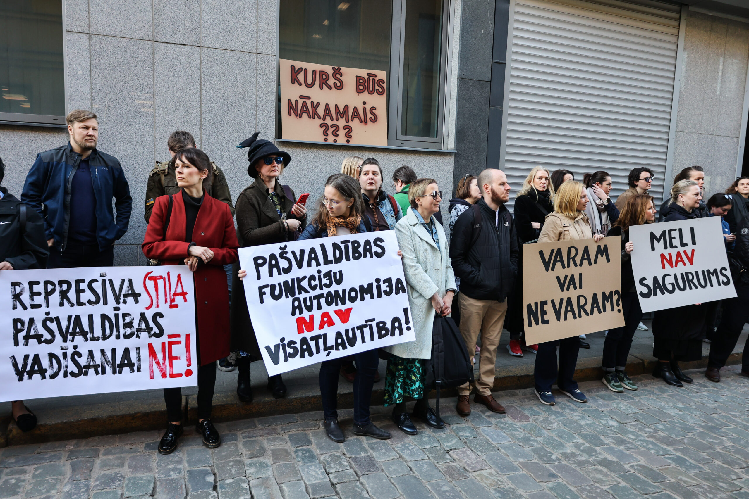 Pēc piketa "Demokrātija ir daudz trauslāka nekā porcelāns" - ZZ.lv